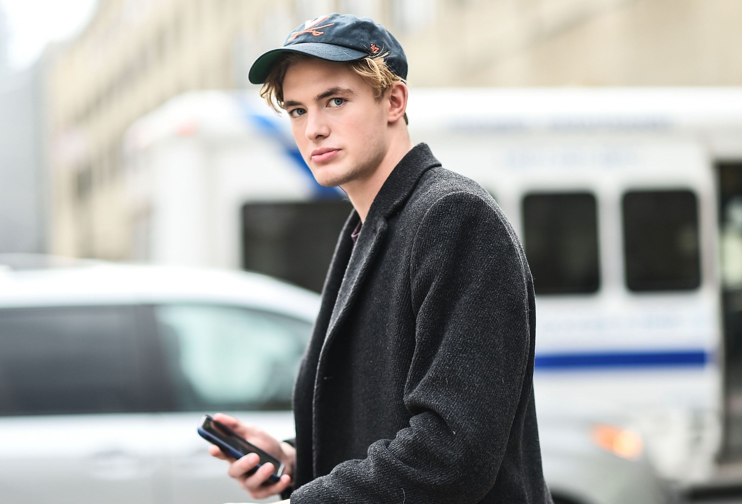 Gorra con cabello largo hombre: 5 consejos esenciales para lucir a la ...